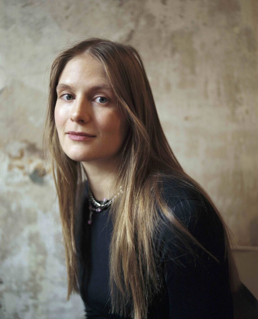 Vad är det värt? Ett feministiskt samtal om omsorg med Emma Holten – Astra